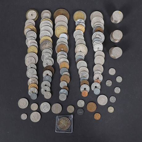 A MIXED COLLECTION OF DANISH AND SWEDISH COINS TO INCLUDE A 1923 2 ...