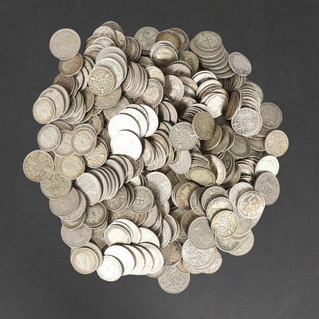 A LARGE COLLECTION OF VICTORIAN SILVER AND LATER THREE PENCE COINS ...