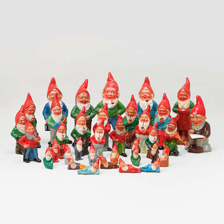 A set of 35 gnomes, earthenware figurines, including Gräfenroda and ...