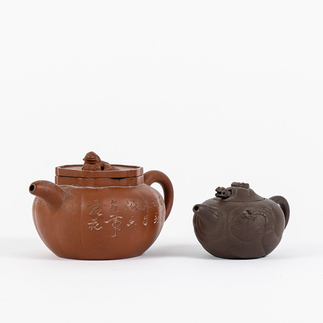 A set of 2 Yixing style teapots, China 20th century. Asiatica ...