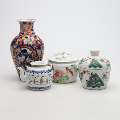 A set of four Japanese and Chinese porcelain objects, 20th century ...