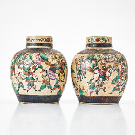 A pair of porcelain urns, with cover, China, first part of 20th century ...