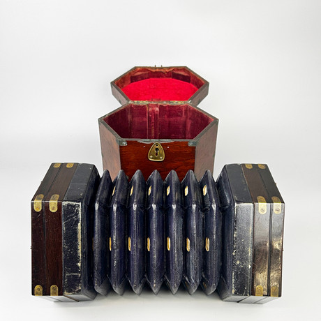 DRAGSPEL MED LÅDA. Samlarföremål - Musikinstrument - Auctionet