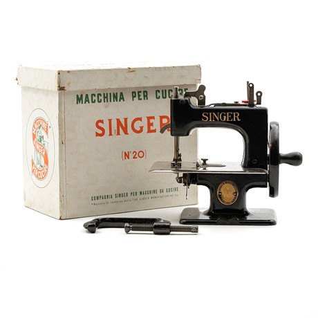CHILDREN'S SEWING MACHINE. SINGER Model 20-10 20th century. Toys - Toys ...