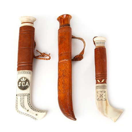 SAMI KNIFE. Three reindeer horns, signed with initials. Weapons ...