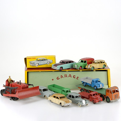 LEKSAKSBILAR, 6 bilar, 4 lastbilar, 1 bulldozer och ett garage, DINKY ...