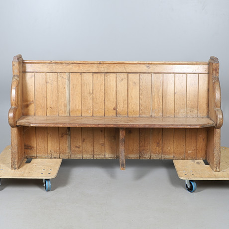 A PINE CHURCH PEW. Furniture - Sofas & seatings - Auctionet