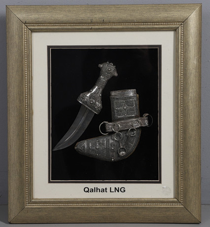 AN OMANI JAMBIYA KNIFE AND SCABBARD IN DISPLAY FRAME. Weapons ...