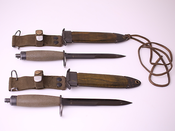 BAYONETS, a pair, for AG3 Norway, with pods, 19/2000s. Weapons ...