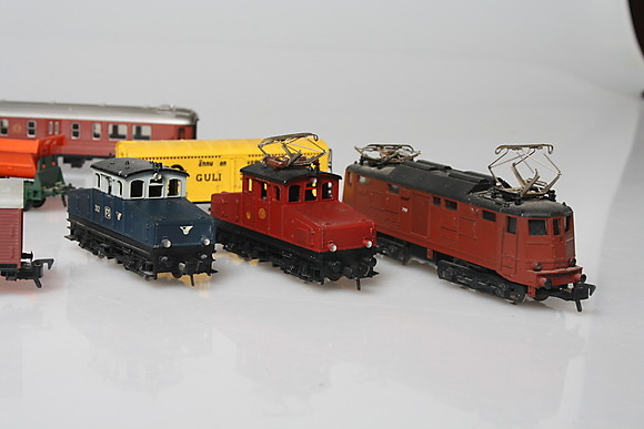 MODEL TRAIN, LOCOMOTIVES & WAGONS, 10 parts. Toys - Auctionet