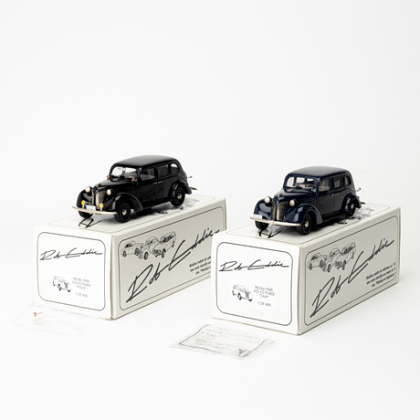 ROBEDDIE. 1938 VOLVO PV802 TAXI och POLIS, 2 st modellbilar i originalförpackning. Tillbehör i ...