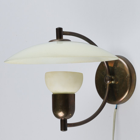 ERNST VOSS. Vägglampa i mässing och frostat glas, ”Patentlampen ...