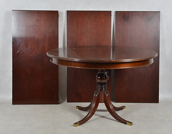 DINING TABLE, English style, latter half of the 20th century. Furniture ...