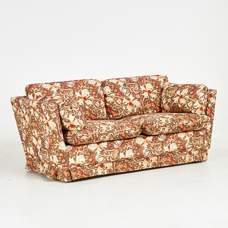 SOFFA. 1900-talets andra hälft, tyg i mönster efter William Morris ...