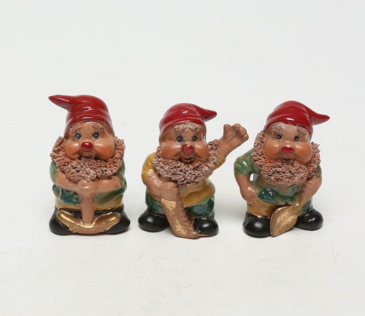 A set of 3 ceramic mini plots. Ceramics & Porcelain - European - Auctionet