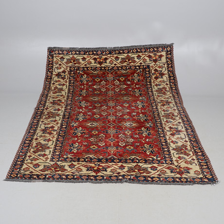 A MIDDLE EASTERN CARPET. Carpets & Textiles - Carpets - Auctionet