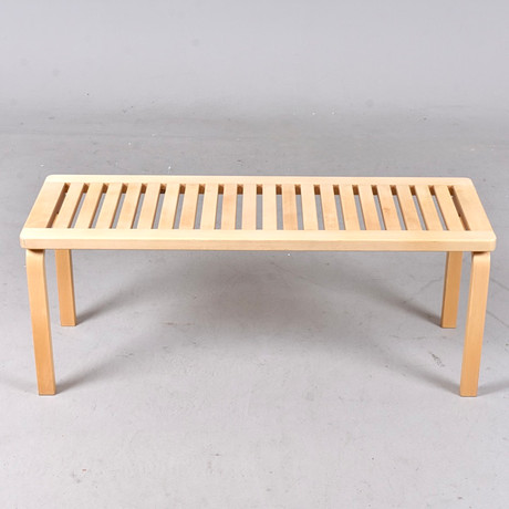 ALVAR AALTO. Bænk, lakeret birk, model 153A, til Artek. Møbler - Øvrigt ...