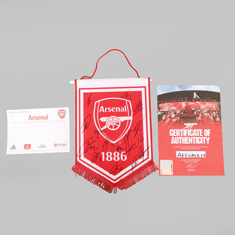 ARSENAL FC SIGNED PENNANT. Miscellaneous - Miscellaneous - Auctionet