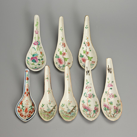 A GROUP OF CHINESE FAMILLE ROSE PORCELAIN SPOONS, 19/20TH CENTURY ...