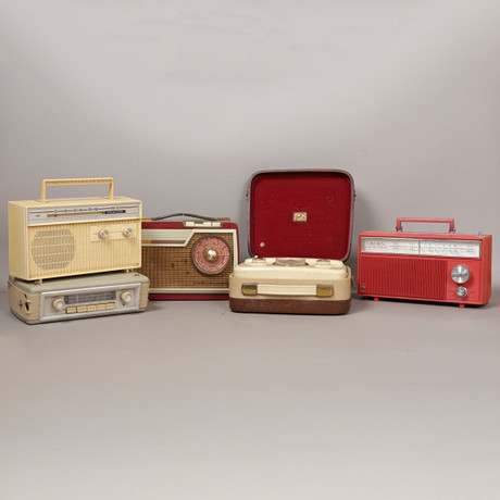 A COLLECTION OF VINTAGE PORTABLE RADIOS (5). Collectables - Audio ...