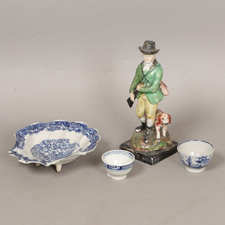 TWO 18TH CENTURY PEARLWARE MINIATURE BOWLS TOGETHER WITH A PEARLWARE ...