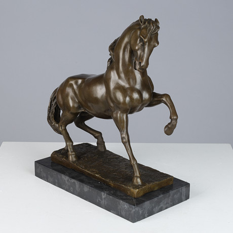 Figura de caballo de bronce montada sobre zócalo de mármol, siglo XX ...