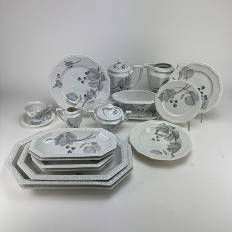 Ein 71-teiliges Maria Blackberry Geschirrset, Rosenthal, Deutschland ...