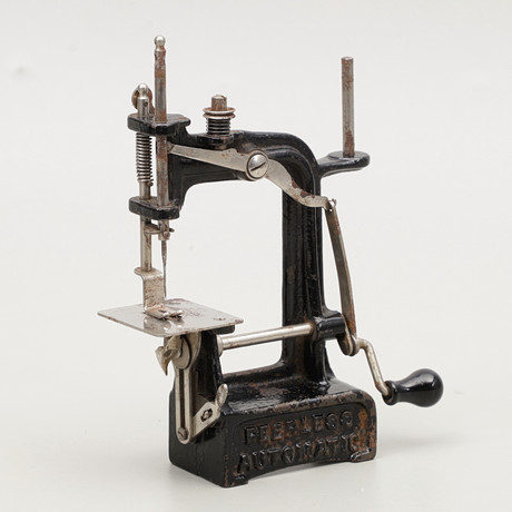 SEWING MACHINE, toy model, Peerless Automatic, 1890s. Toys - Other toys ...