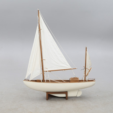 MODEL BOAT, 2 masts, and wall-hung stand. Toys - Other toys - Auctionet