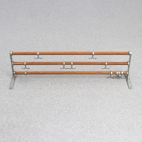 HATTHYLLA. Ek och aluminium. 1900-tal. Möbler - Övrigt - Auctionet