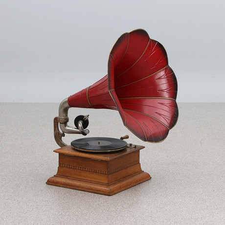 CRANK GRAMOPHONE. Oak and lacquered metal. Early 20th century ...