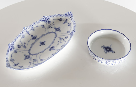 ARNOLD KROG. “Musselmalet Grooved/Half-lace”, bottle tray and oval ...
