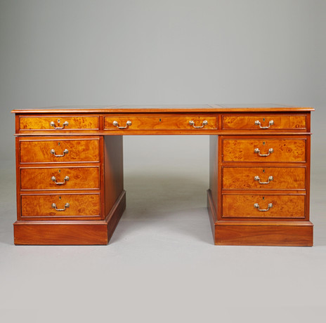 GEORGIAN STYLE BURR WALNUT PEDESTAL DESK. Furniture - Desks - Auctionet