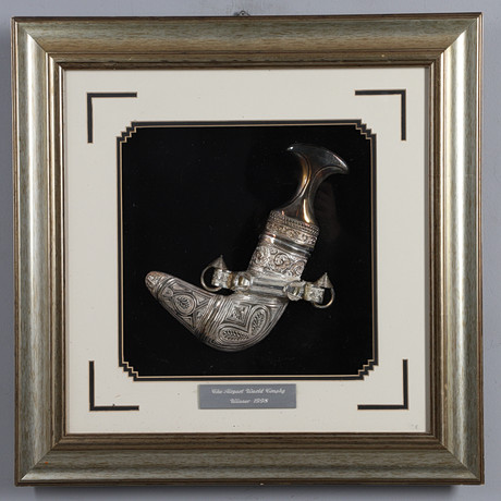 AN OMANI JAMBIYA KNIFE AND SCABBARD IN DISPLAY FRAME. Weapons ...