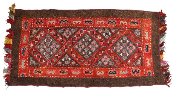 AN UZBEK FELT WALL HANGING. Carpets & Textiles - Carpets - Auctionet