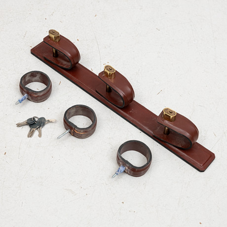 A metal and leather gun rack, 19th/21st century. Weapons & Militaria ...