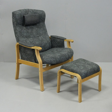 SENIORFÅTÖLJ MED PALL, NORDIC EASY CHAIR. Möbler - Fåtöljer & Stolar ...