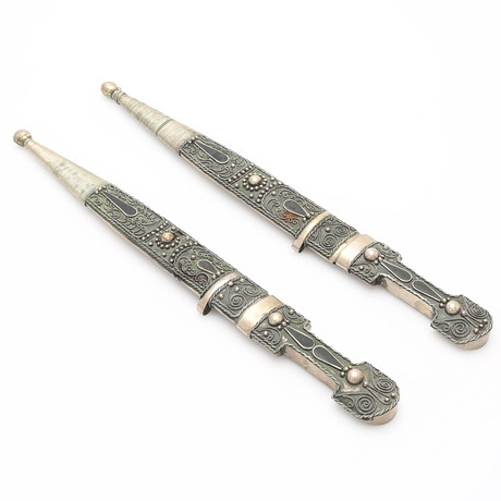 DOLKAR, 2 st, orientaliska, samtida. Vapen & Militaria - Blankvapen ...