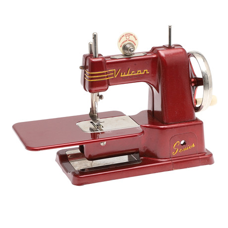 A VULCAN 'SENIOR' CHILD’S SEWING MACHINE. Toys - Toys - Auctionet