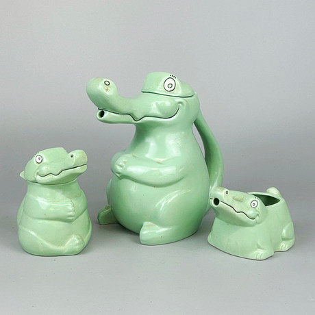 THREE CARLTONWARE TEAPOTS. Miscellaneous - Miscellaneous - Auctionet