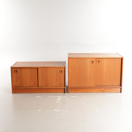 DANSK MØBELDESIGN. Two low cabinets of teak, front with sliding doors ...