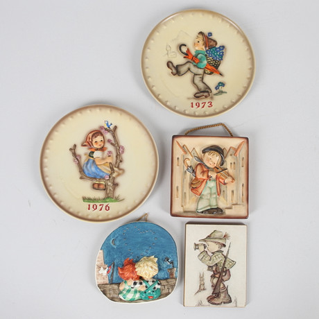 A set of 5 porcelain and wooden wall reliefs and plates by M.i.Hummel ...