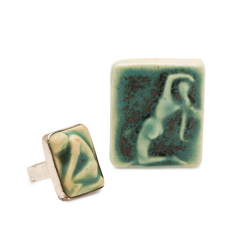 ASTRID WESSEL (1904–1961). Ring och brosch av silver och grön glaserad ...