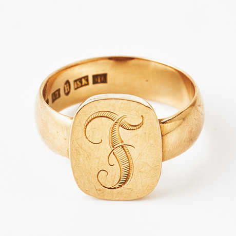 RING, 18k gold, engraved with the letter F. Jewellery & Gemstones ...
