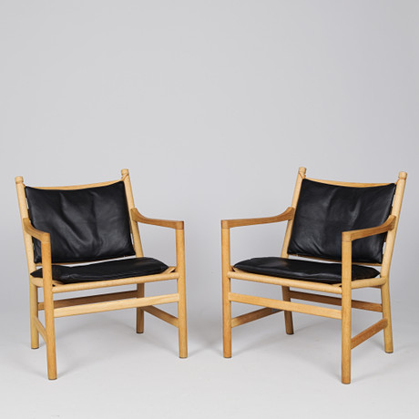 HANS J WEGNER (1914–2007). FÅTÖLJER, ett par med ekstomme och sits av ...
