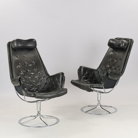 BRUNO MATHSSON. A pair of “Jetson” armchairs with a swivel frame of ...