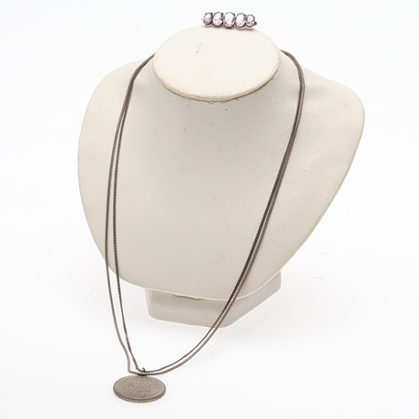 Collares, monedas y broches, plata, 31,2 gramos. Joyas y piedras ...