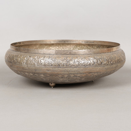 AN ISLAMIC WHITE METAL EMBOSSED BOWL. Silver & Metals - Silver - Auctionet