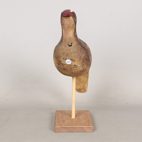 A FOLK ART DECOY PARTRIDGE. Collectables - Other collectables - Auctionet