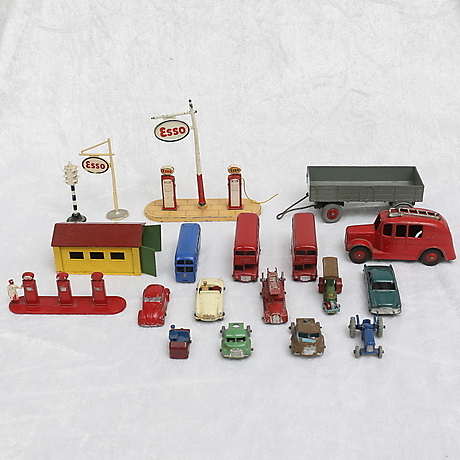 LEKSAKSBILAR, med tillbehör, 18 delar, Lesney, Dinky Toys, mekano, m.m ...